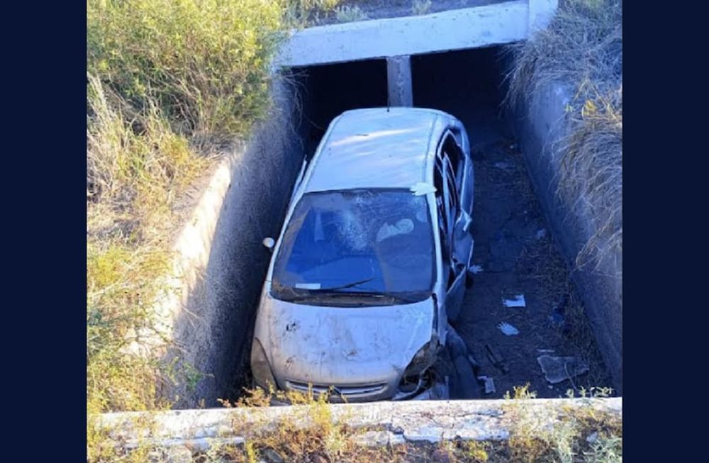 Volcaron con el auto en la ruta 7 y terminaron adentro de un canal