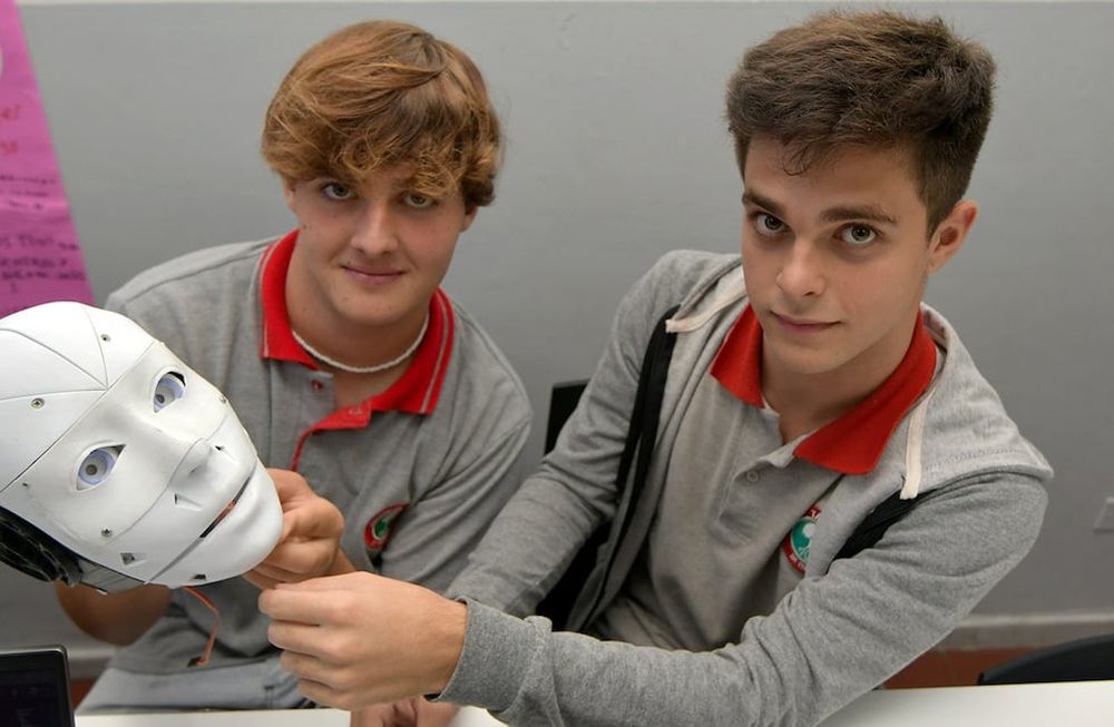 Tienen 17 años y crearon un robot que, con IA, puede leer e interpretar ...