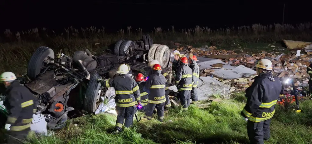 Un camionero mendocino falleció tras volcar en Buenos Aires