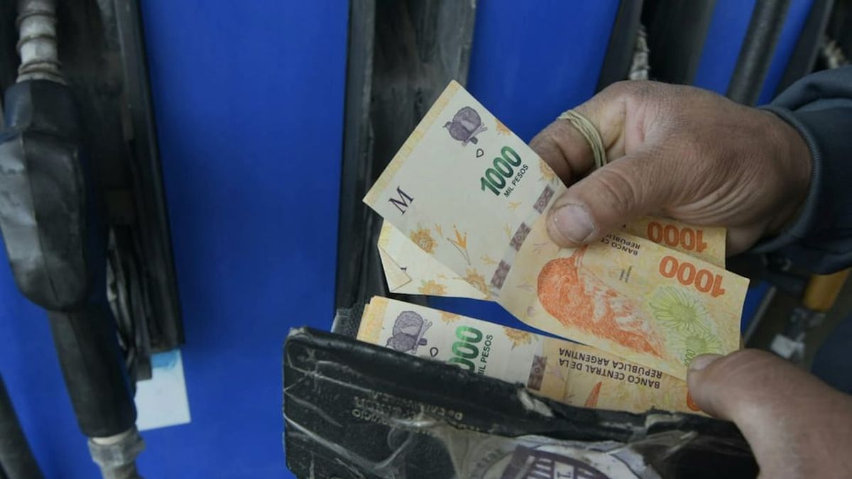 YPF confirmó que analiza bajar el precio de la nafta y el gasoil en octubre