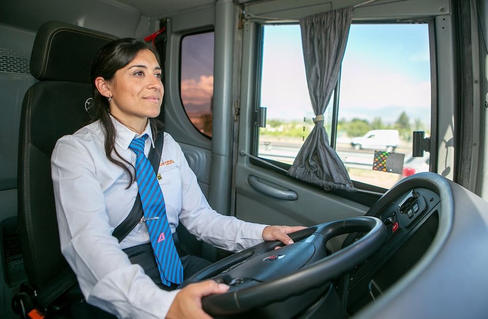 No es cosa de hombres: la historia de Nina, la primera conductora de micros de larga distancia