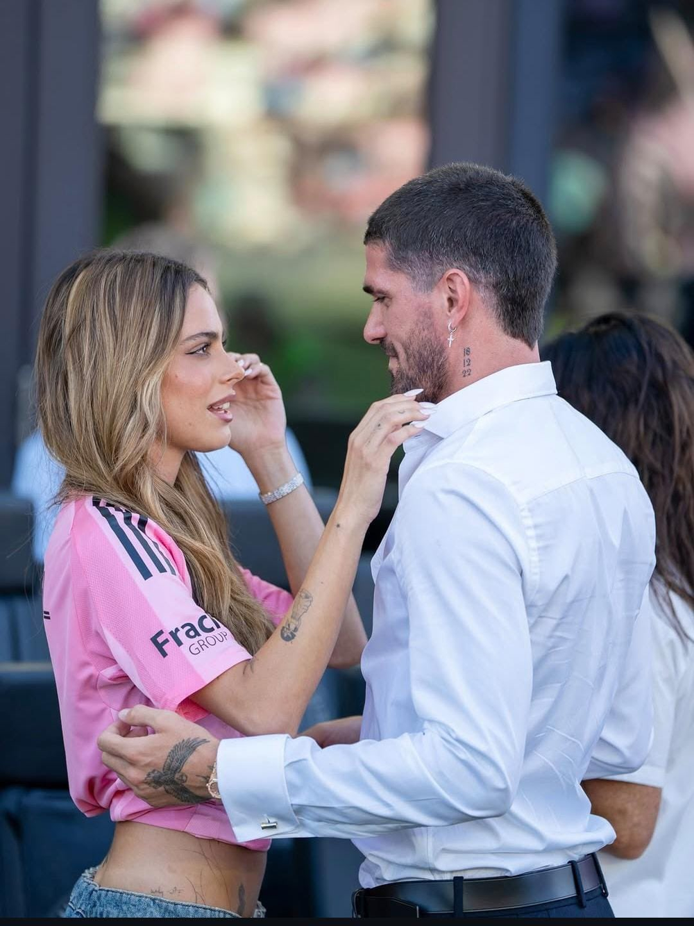 Rodrigo de Paul y Tini Stoessel confirmaron su compromiso en redes ...