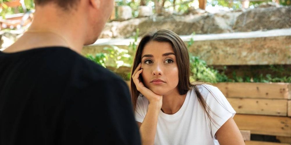 Qué significa que una persona mire hacia otro lado mientras habla ...