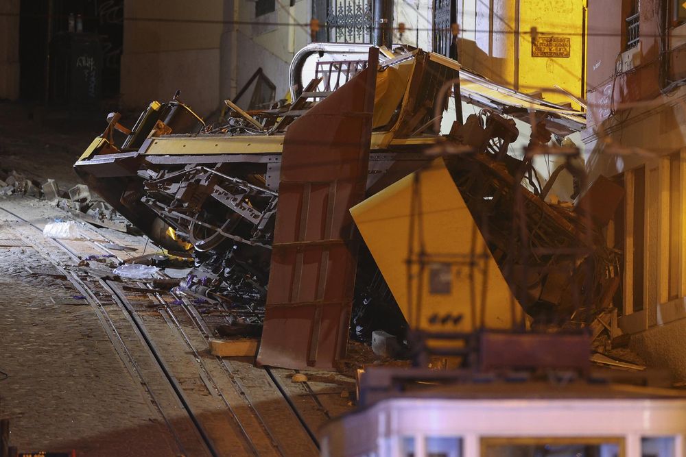 Tragedia en Portugal: un funicular volcó en Lisboa y dejó al menos 15 ...