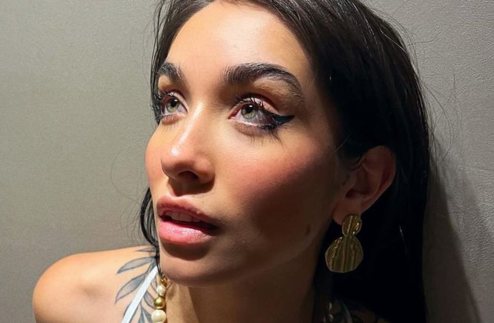 Con todo el glamour, María Becerra posó a la orilla del mar con su ...