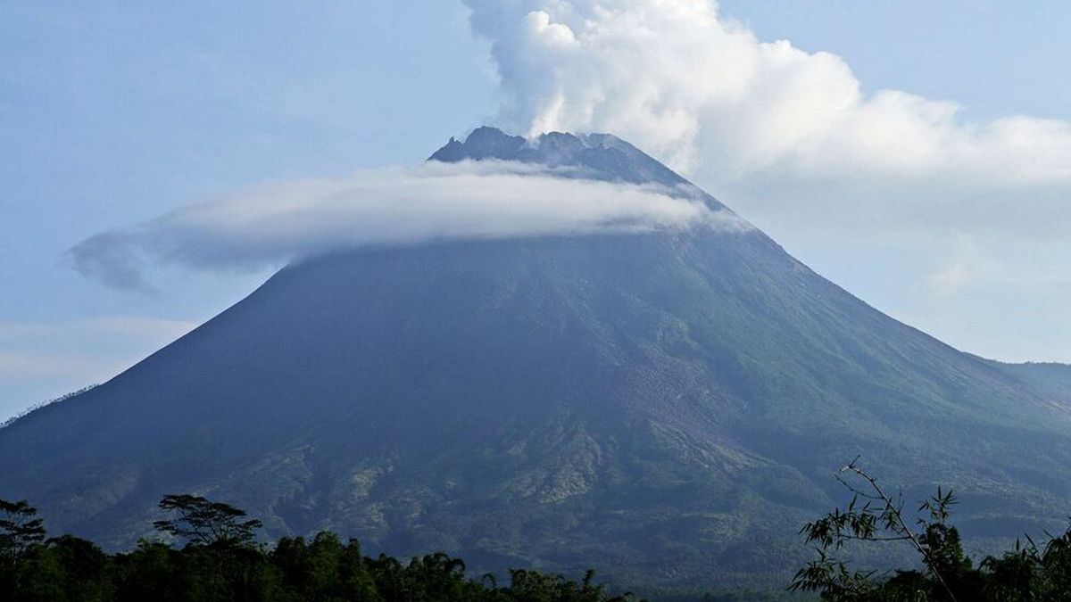 El volcán indonesio Merapi entró en erupción y cubre de ceniza varios ...