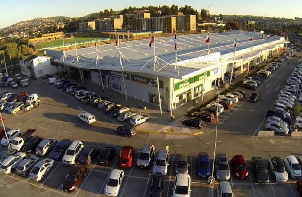 Está a 15 minutos de la playa y es el outlet de Chile con 100 marcas ...