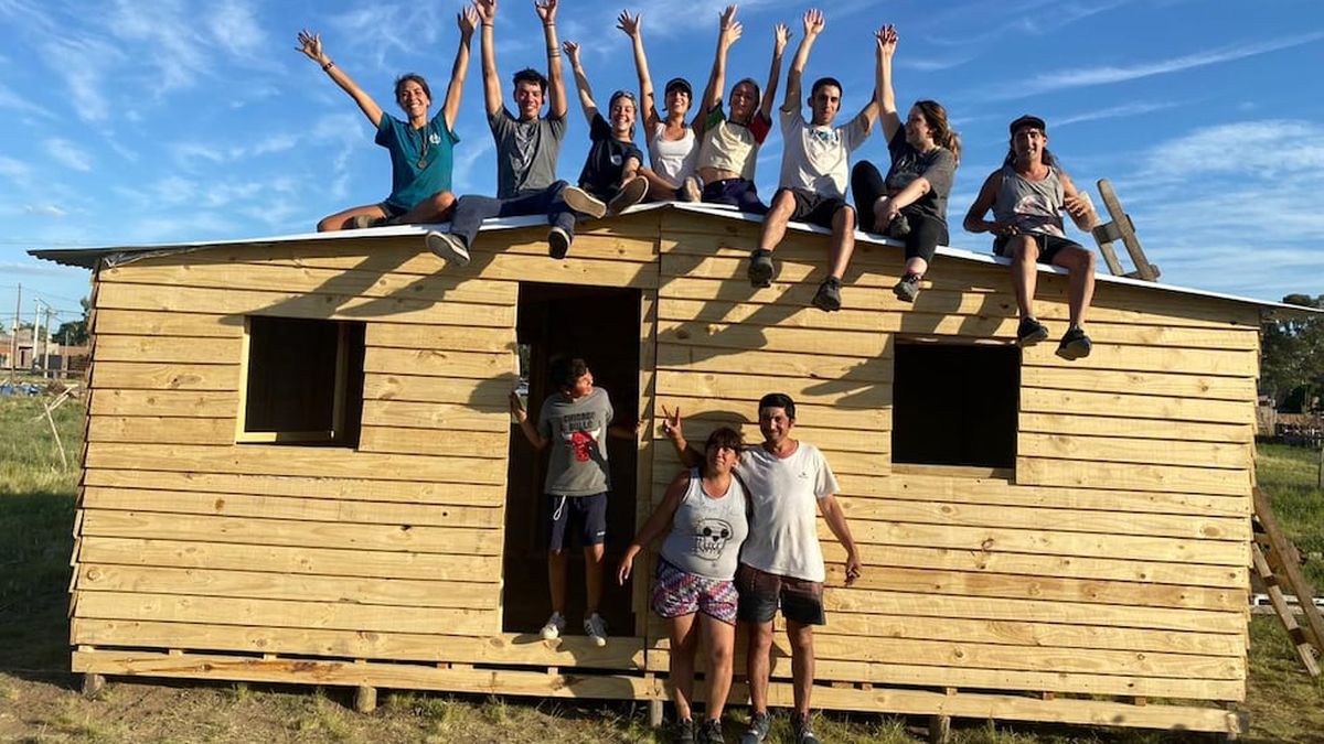 Los voluntarios mendocinos que construyen viviendas de emergencia