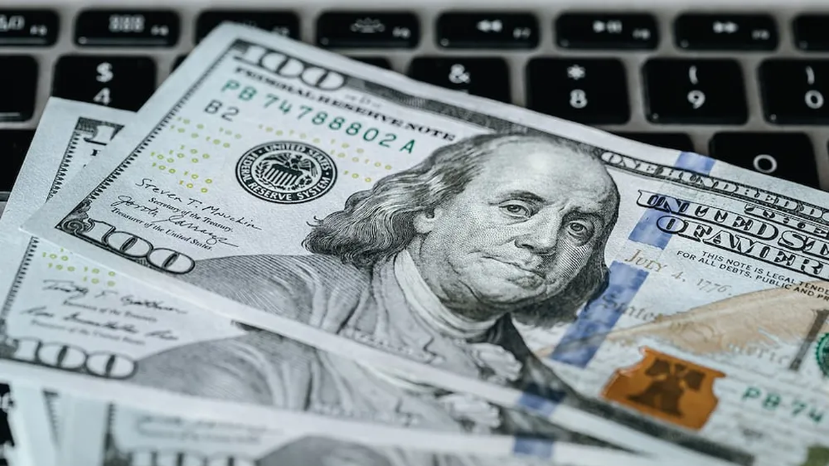 Vuelve a subir el dólar y está arriba de los $1.200: a cuánto cotiza hoy