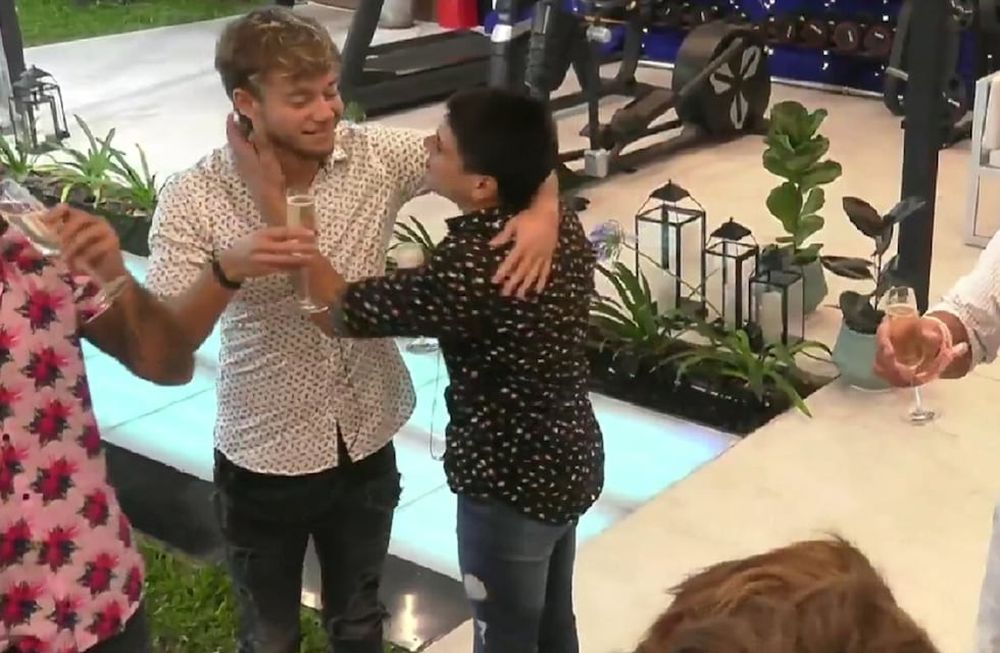 Gran Hermano: Thiago se sentó arriba de Nacho y se dieron su primer beso