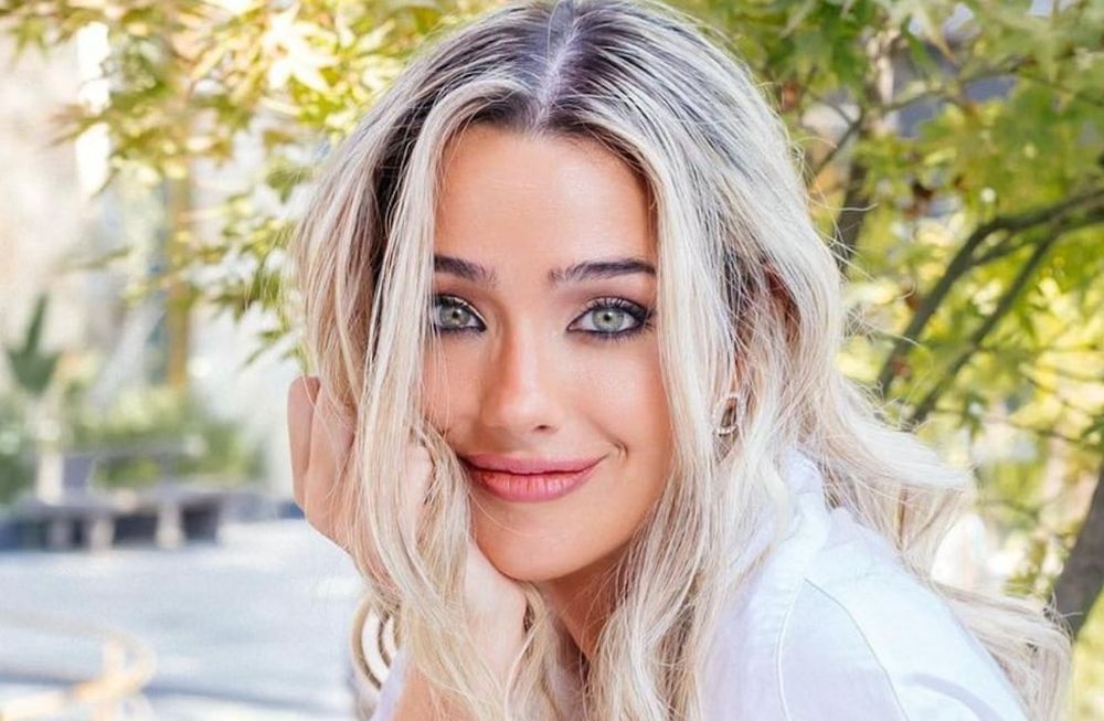 Sol Rivas posó desde la playa y se ve como una muñeca con coloridas bikinis