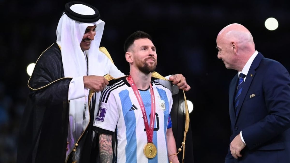 Qué es la “bisht”, la “ropa oficial” de Qatar que usó Messi para ...