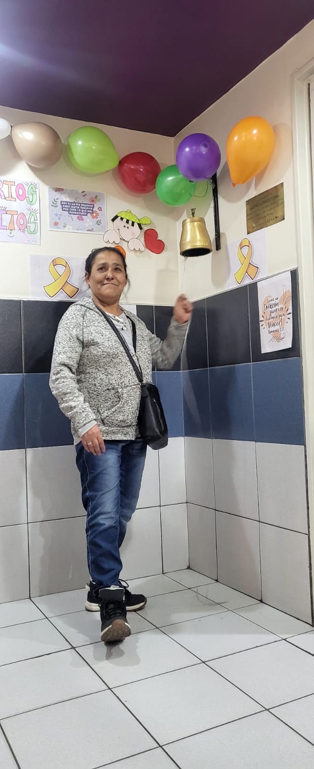 ¡Un triunfo que ilumina! Carlos Berrios, de 9 años, celebra el alta ...