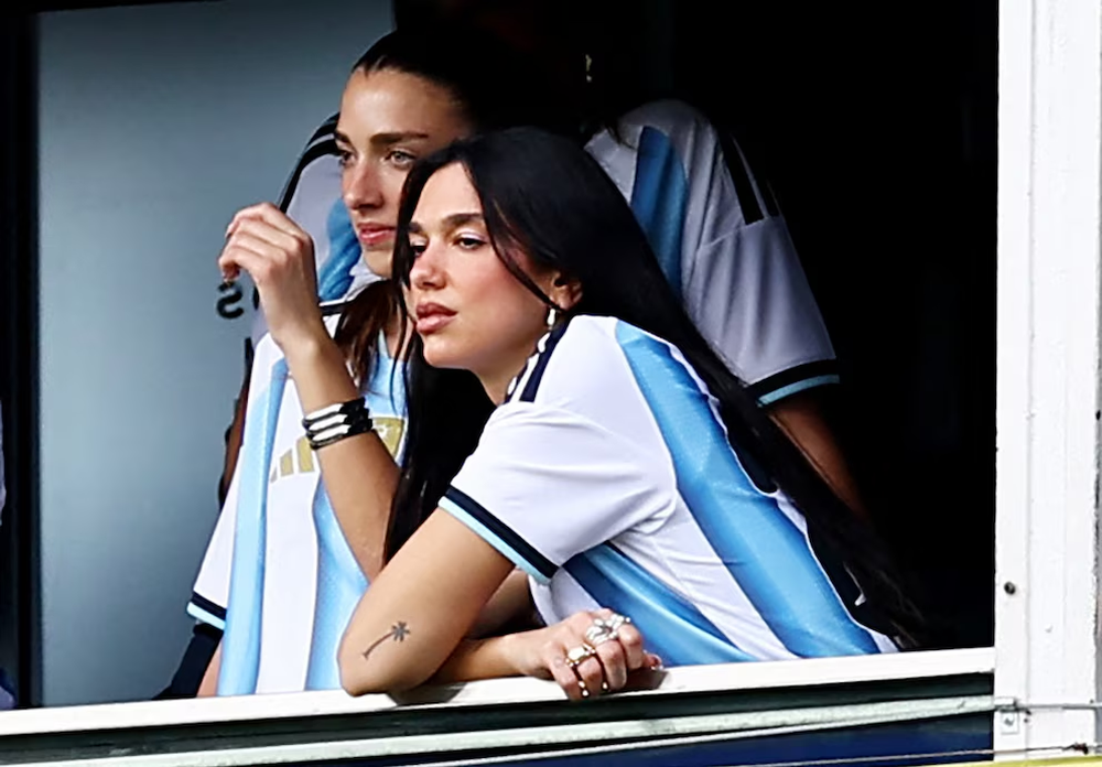 Dua Lipa con la camiseta de la Selección vivió el Superclásico en La ...