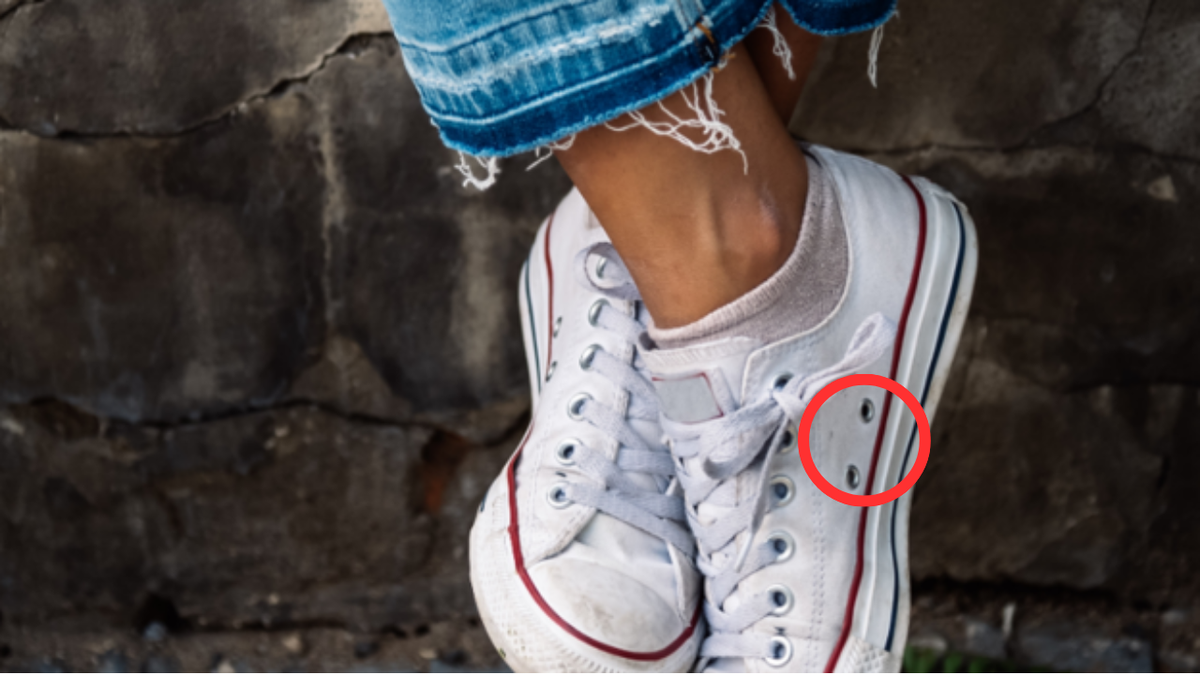 Pocos lo saben: cuál es la función de los agujeritos laterales de las zapatillas y no es ventilar