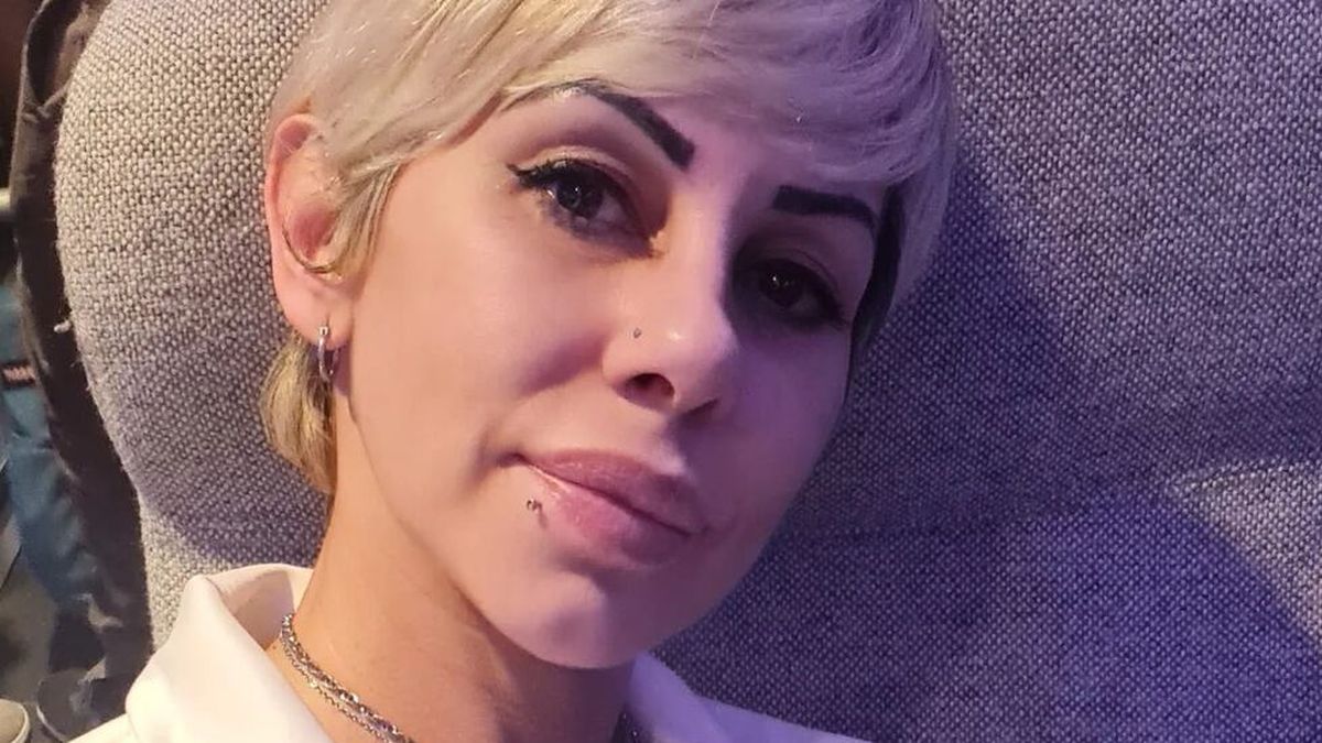 Con 47 años, Mónica Farro dejó ver su enorme escote filmado desde arriba