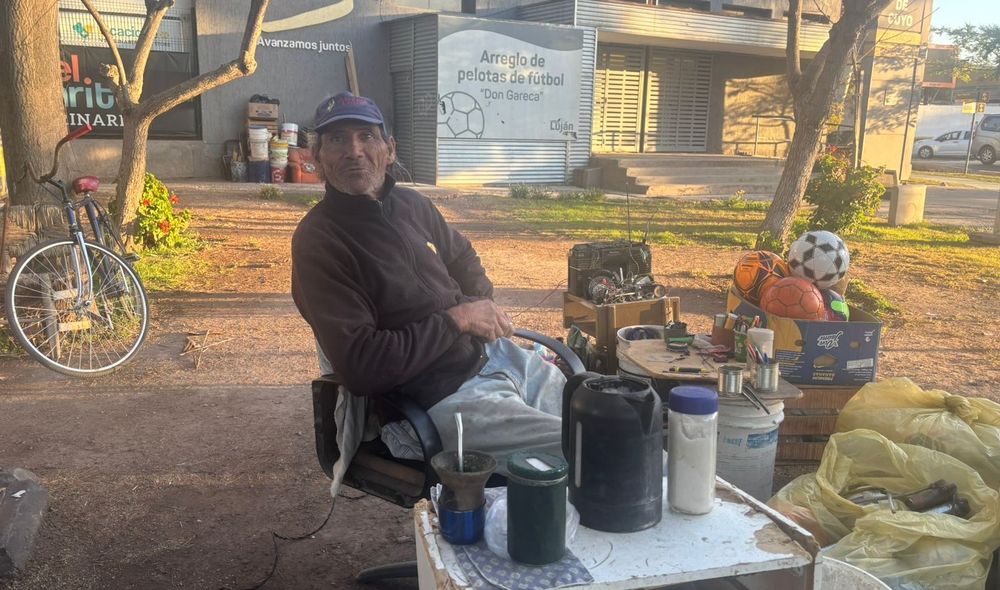 Gareca, el cirujano callejero del fulbo que arregla pelotas hace 30 ...