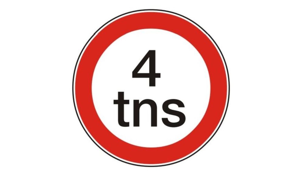 Qué significa la señal de tránsito circular con borde rojo y la frase 4 tns