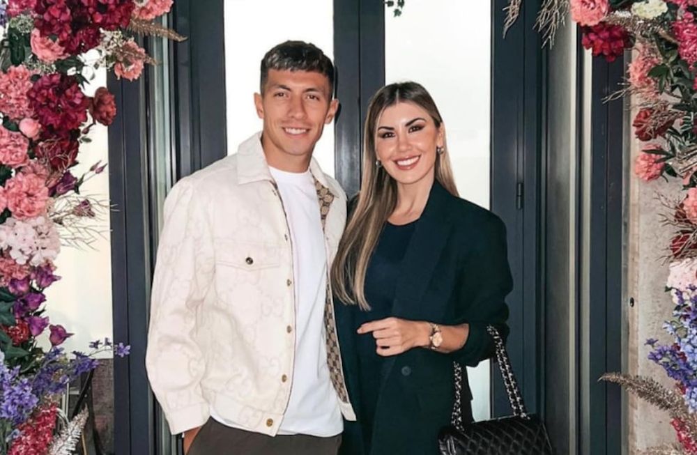 La esposa de Lisandro Martínez sorprendió al posar con plumas y ...