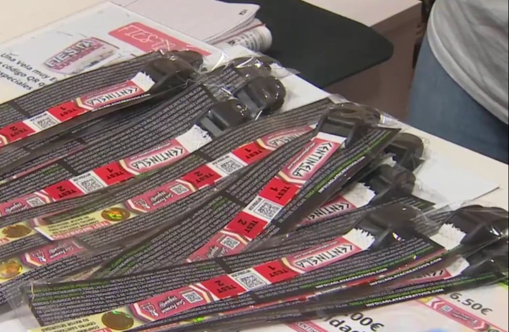 Inventaron una pulsera capaz de detectar si pusieron droga en una bebida