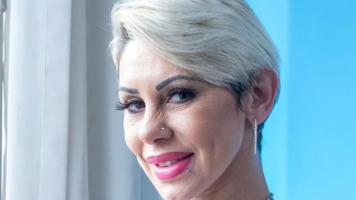 A sus 47, Mónica Farro deleitó con un body animal print ultra cavado ...