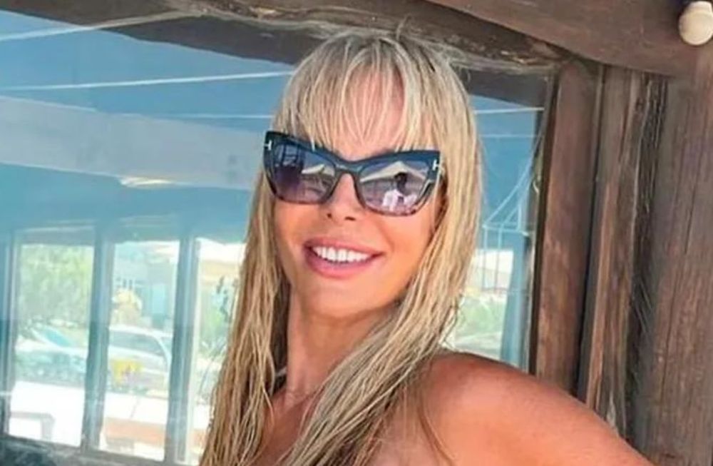 Con 70 años, Graciela Alfano trotó en bikini diminuta por la playa y enamoró al rebotar todo