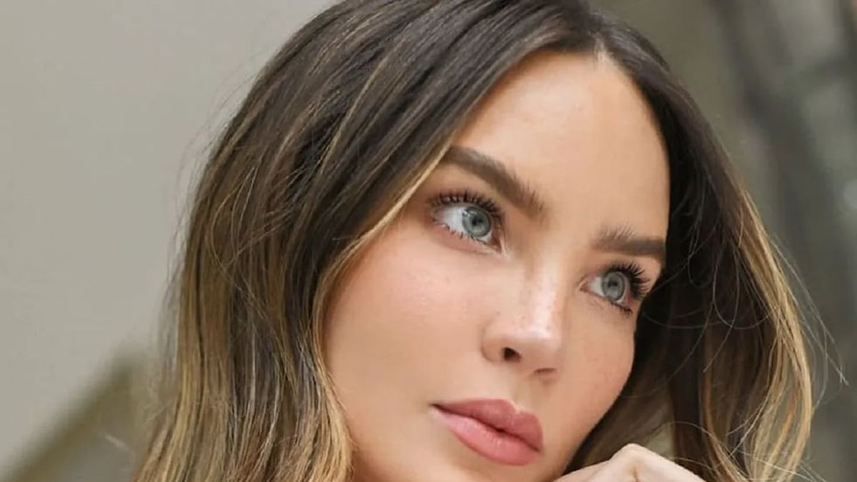 Belinda exhibió su tuneada figura desde la playa y subió el calor a sus ...