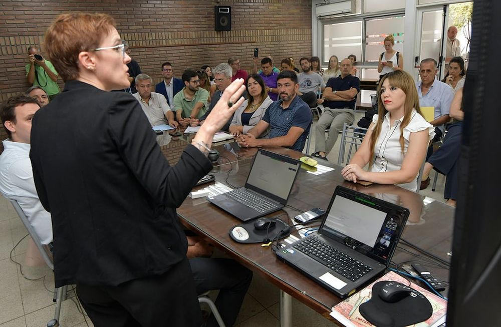 Janina Ortiz intentó frenar la discusión por su exclusión como diputada