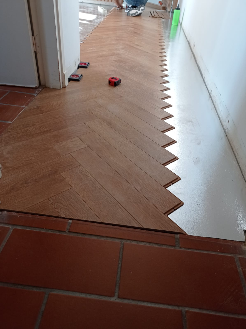 Los pisos flotantes no son opción: el suelo elegante y económico que es ...