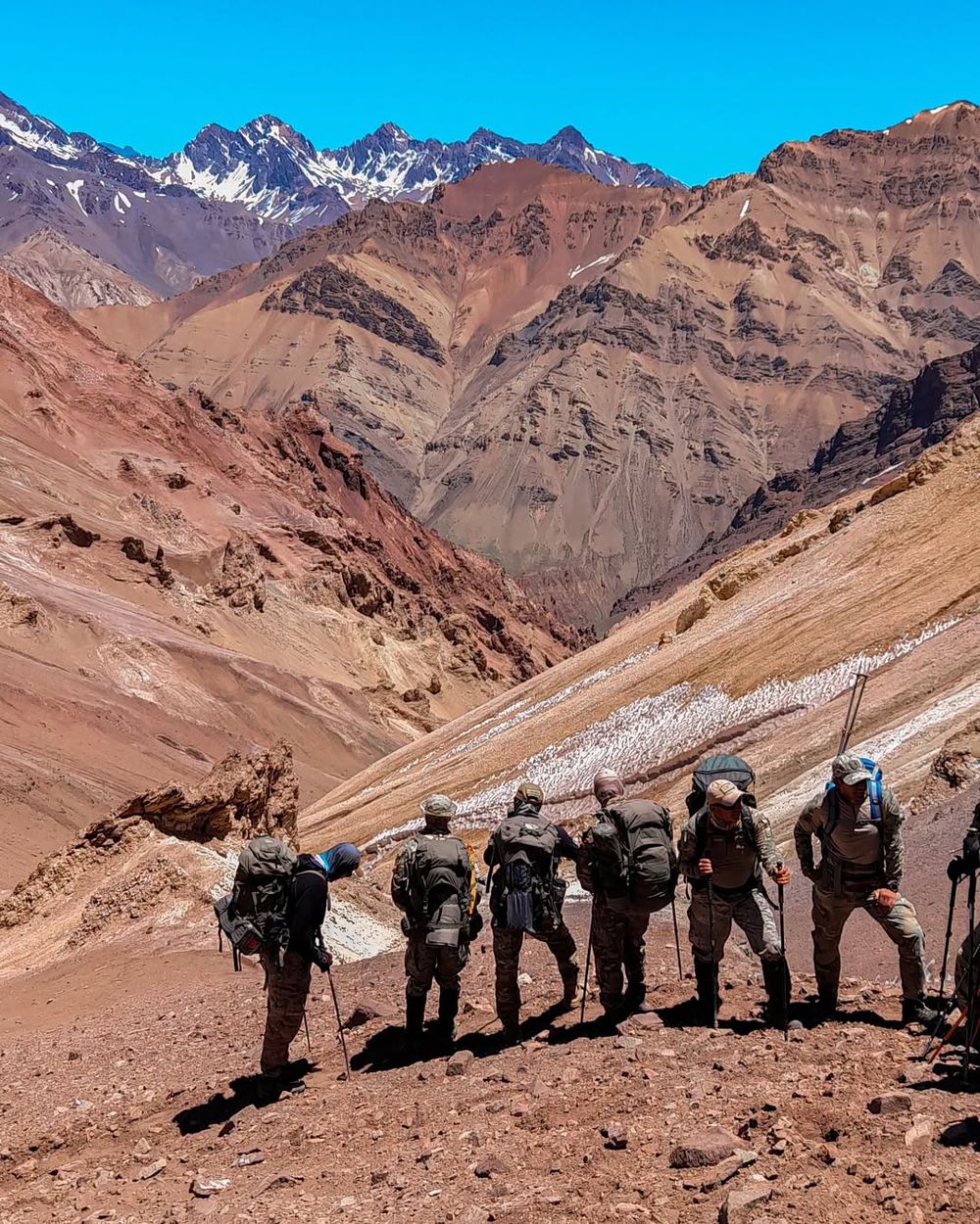 Dos soldados mendocinos, parte de la histórica expedición del Ejército ...