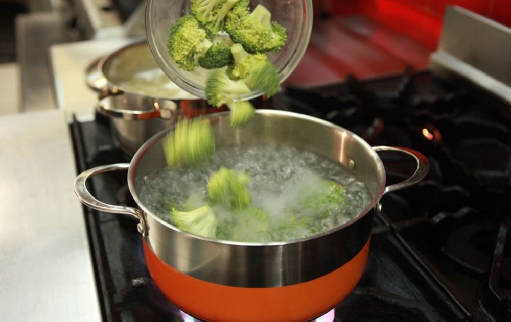 ¿En agua fría o hirviendo?: un truco logra que las verduras se cocinen ...