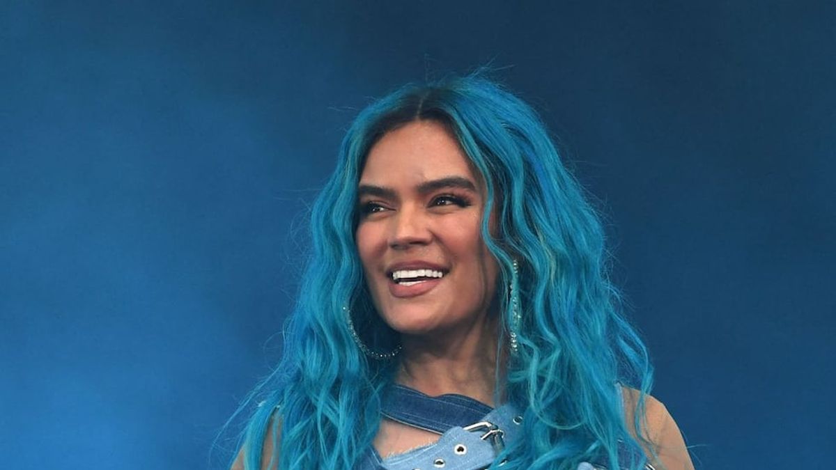 De costado, Karol G hizo alarde de sus curvas y posó con una microbikini turquesa de tiritas