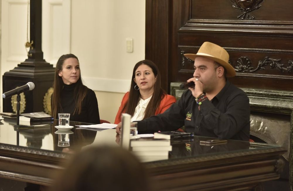 Reconocimiento legislativo para el libro Florecer en el infierno