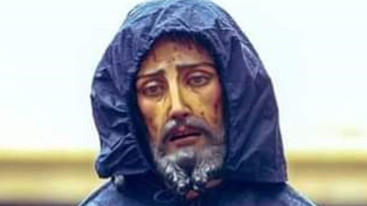Protegieron una imagen de Jesucristo de la lluvia y el resultado generó una ola de memes: “Jesús ...