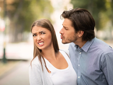 Hablar muy fuerte y encima de los demás: qué significa según la ...