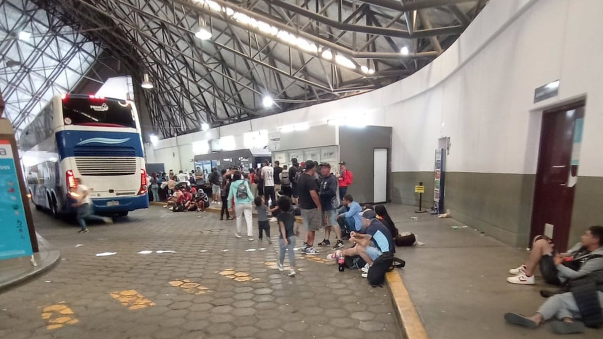 La llegada de hinchas del Colo Colo generó demoras en la aduana argentina: secuestraron droga y ...