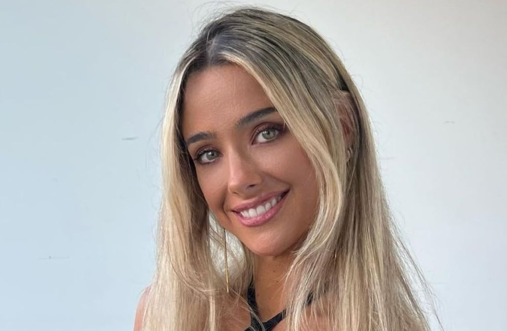 Sol Rivas cruzó sus piernas y posó frente al espejo con un body azul ...