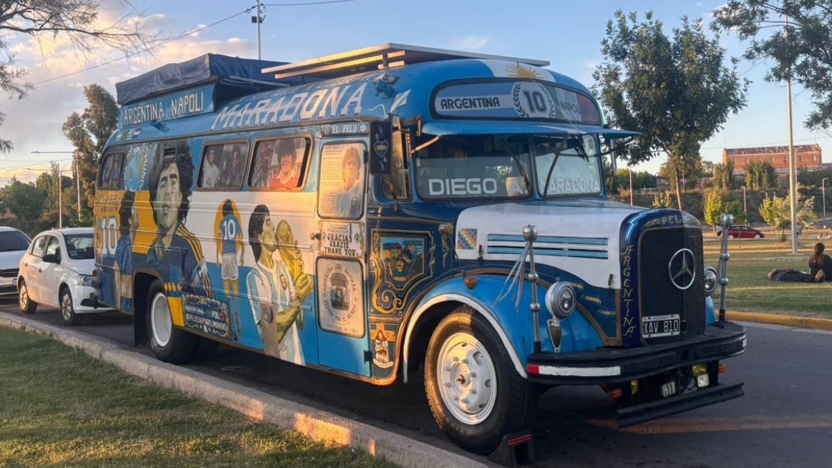 Son maradoneanos, quieren llegar en micro a Nápoles y celebraron el cumple del 10 con la familia ...