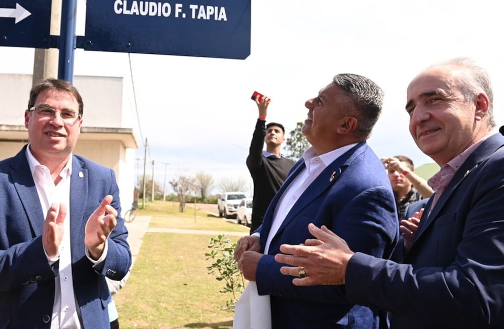 Insólito: un pueblo de Santa Fe homenajeó al “Chiqui” Tapia y le ...