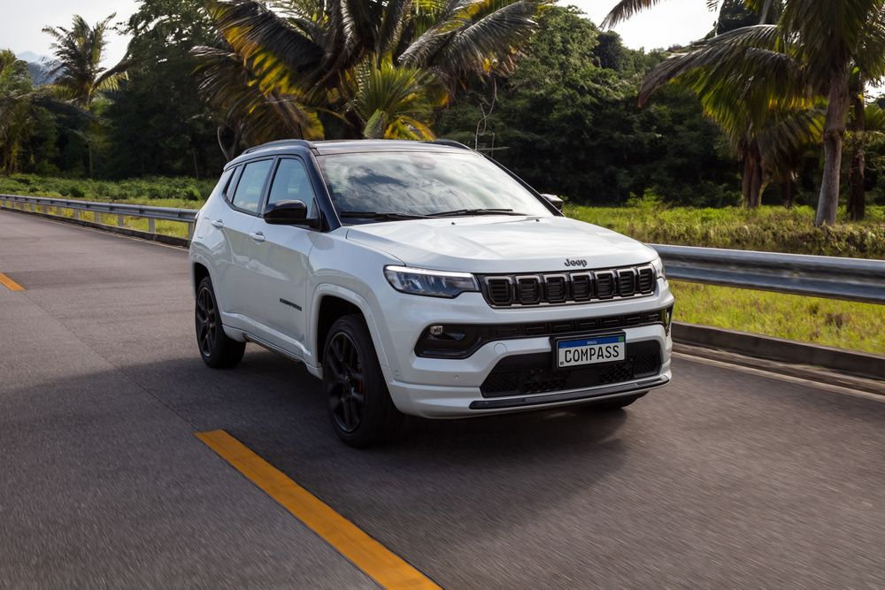 Jeep renueva su oferta con las versiones Blackhawk de Compass y Commander