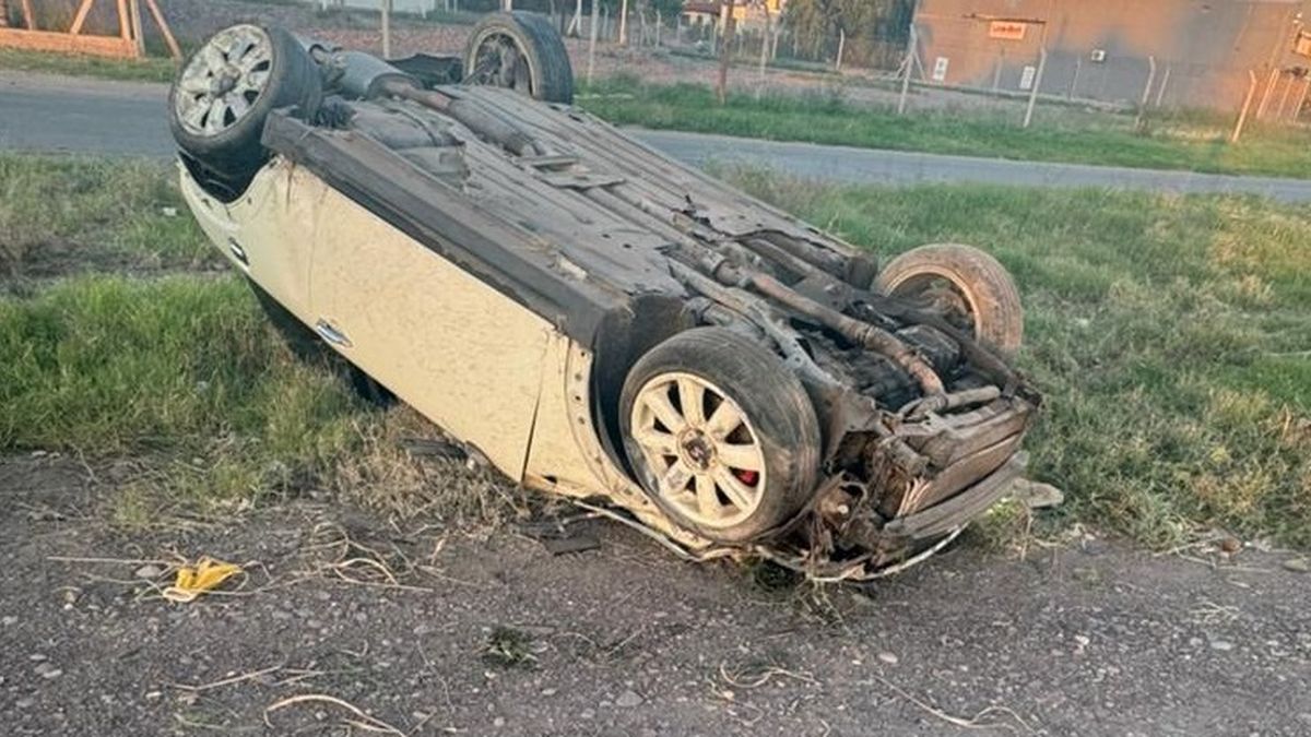 Conductor ebrio volcó en su Mini Cooper en el Acceso Este