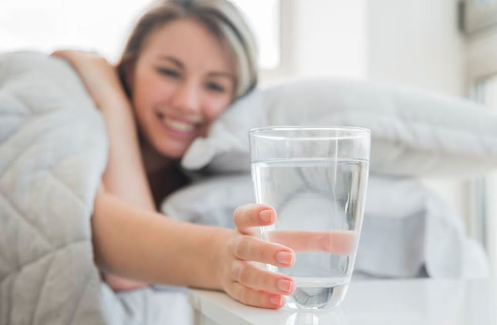 Los 4 beneficios increíbles si empezás tu día tomando un vaso de agua fría