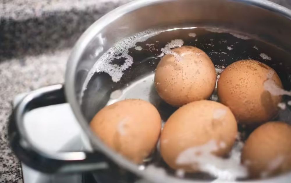 Por qué es tan importante ponerle sal al agua hervida al cocinar los huevos, según expertos