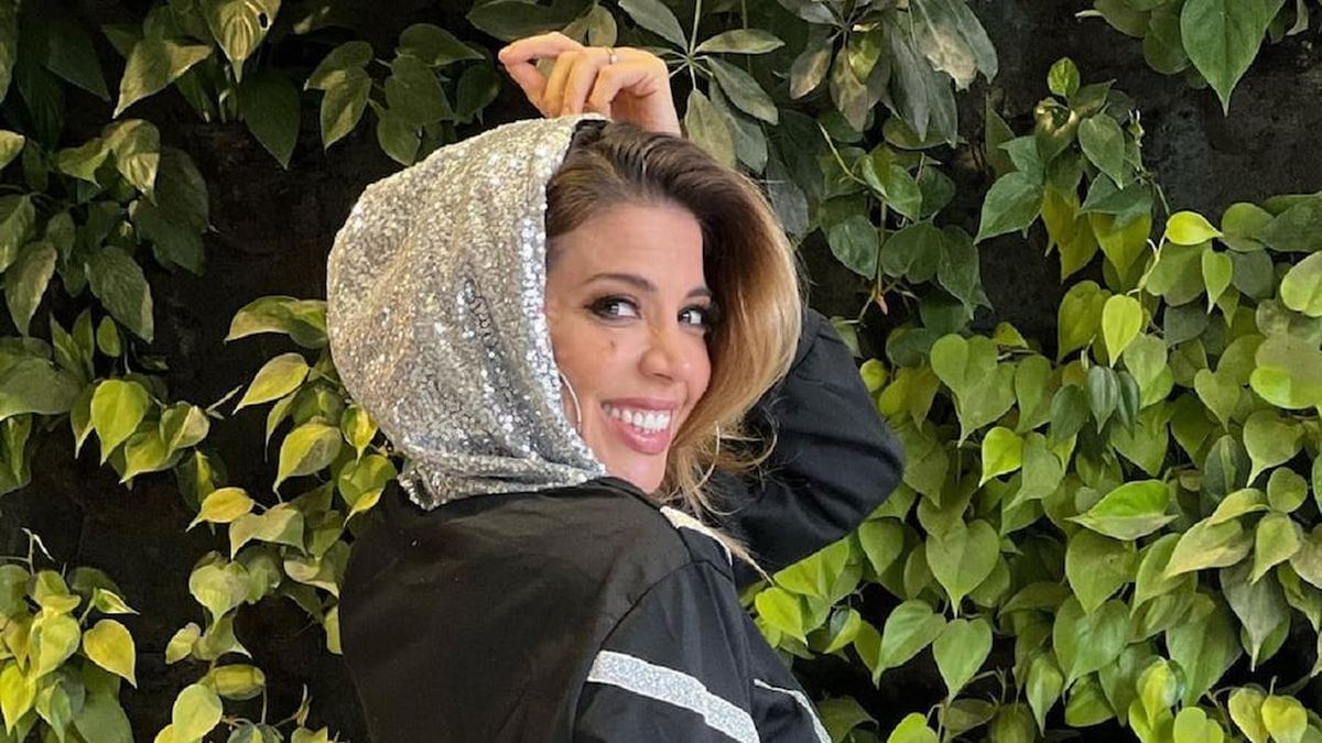 Virginia Gallardo lució un body infernal con brillos en medio de un parking