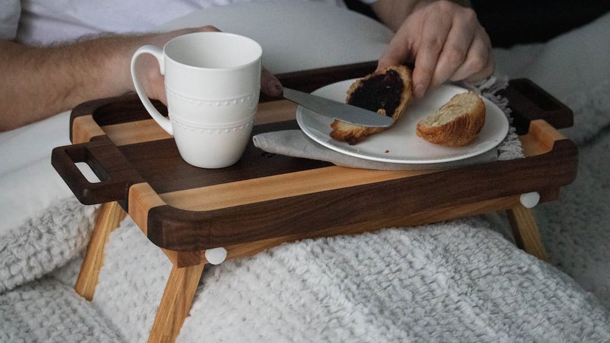 Cómo reciclar las bandejas de desayuno para crear una mesita práctica ...