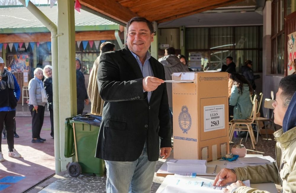 Omar Parisi votó y pidió “defender” la patria