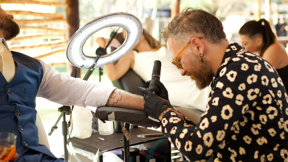 El boom de las bodas personalizadas: tatuajes en vivo, streaming y niñeras
