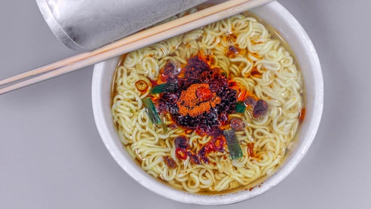 Insólito: una aerolínea dejará de servir fideos instantáneos por el ...