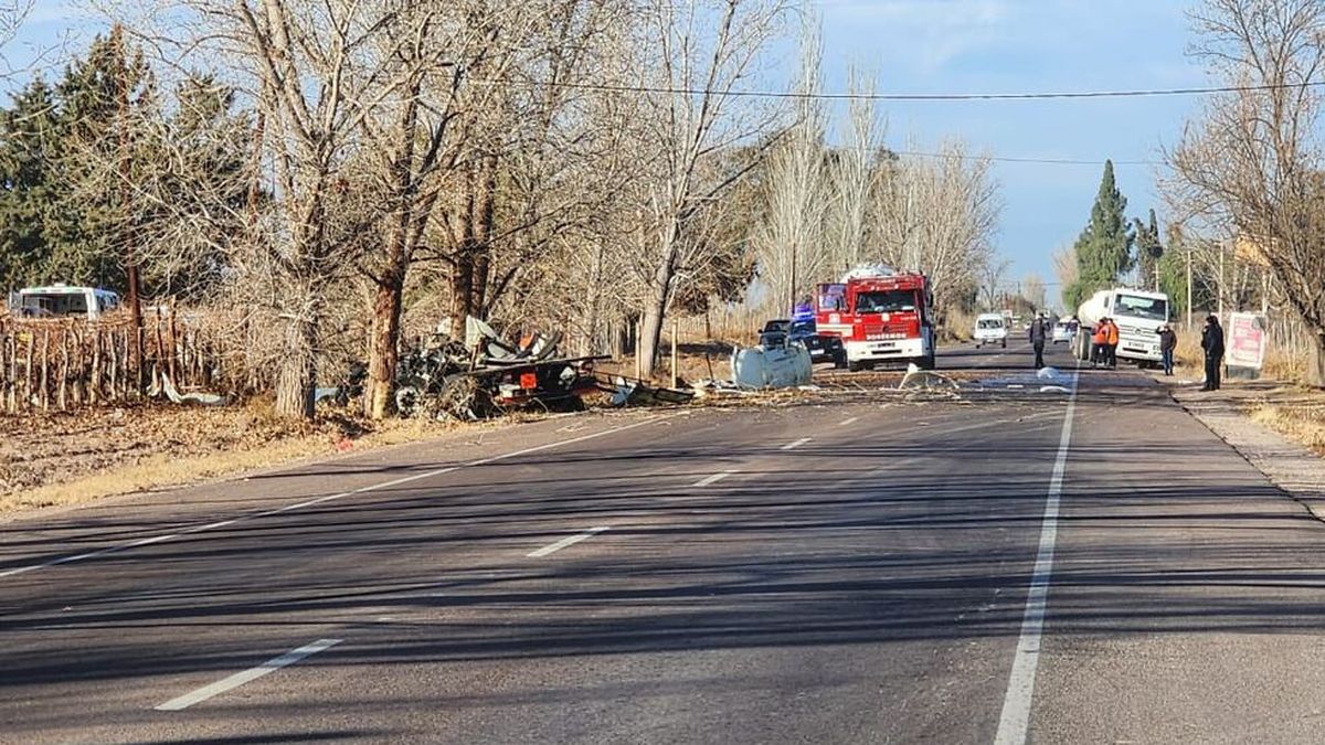 San Martín: un camión con ácido chocó contra un árbol, el conductor ...