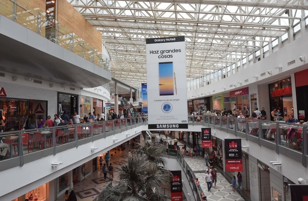 Por qué conviene viajar hoy a Chile para comprar ropa y tecnología